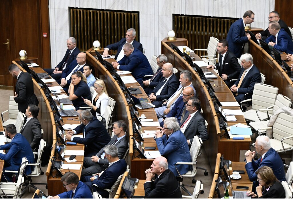 Štandard - Najnovší prieskum preferencií strán zamiešal poradím ...